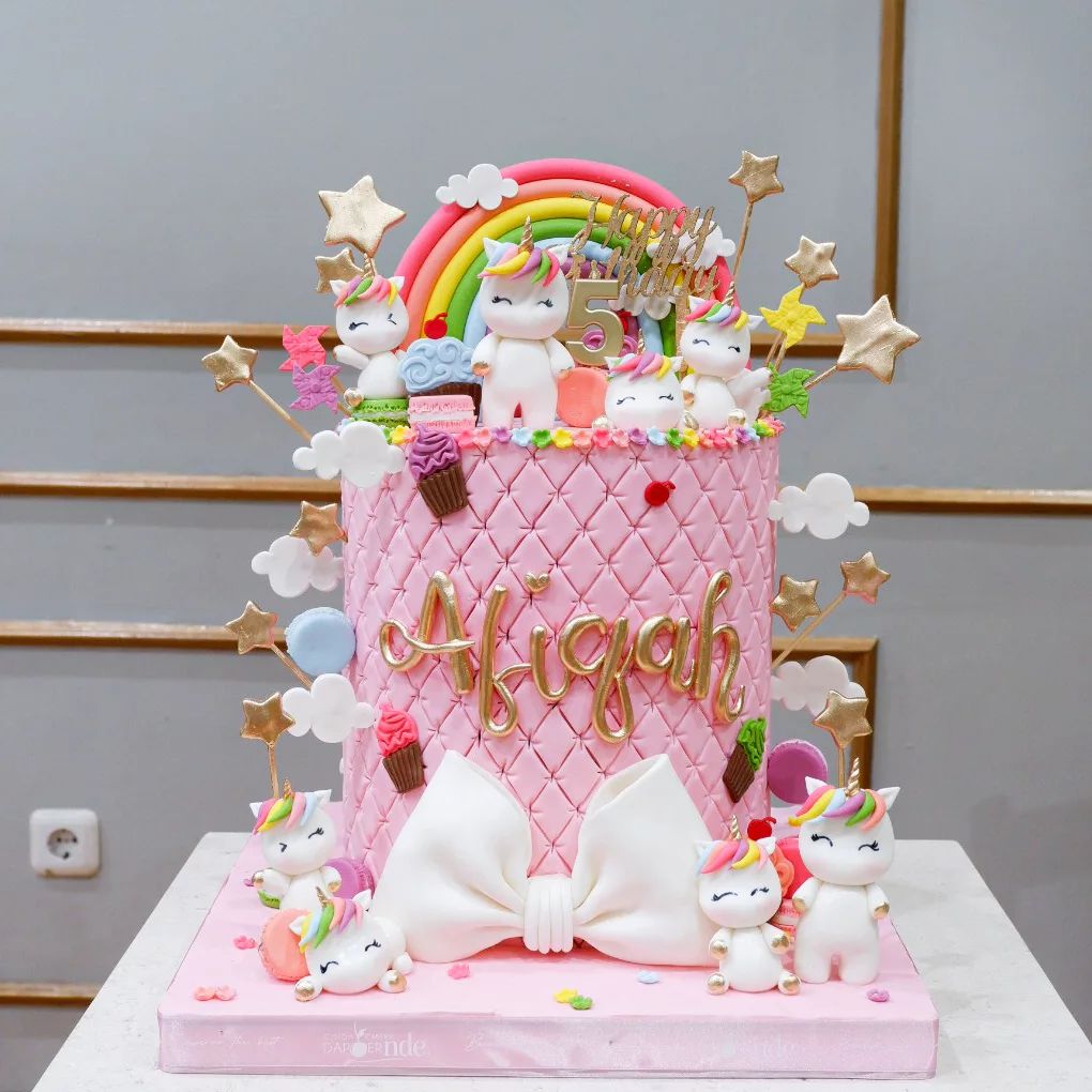 Kue Fondant Unicorn Besar dengan Banyak Detail - Dapoer Nde